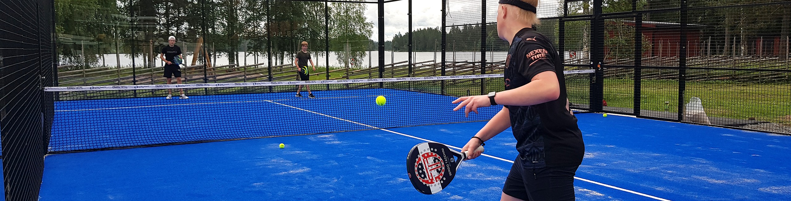 Spela padel i Bjursås med utsikt över gärdesgårdar och sjön. | Bjursås ...